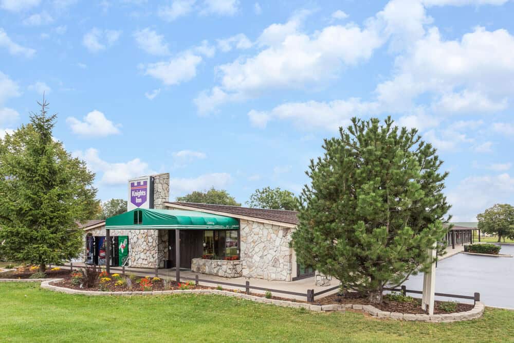 Knights Inn Racine Hotel